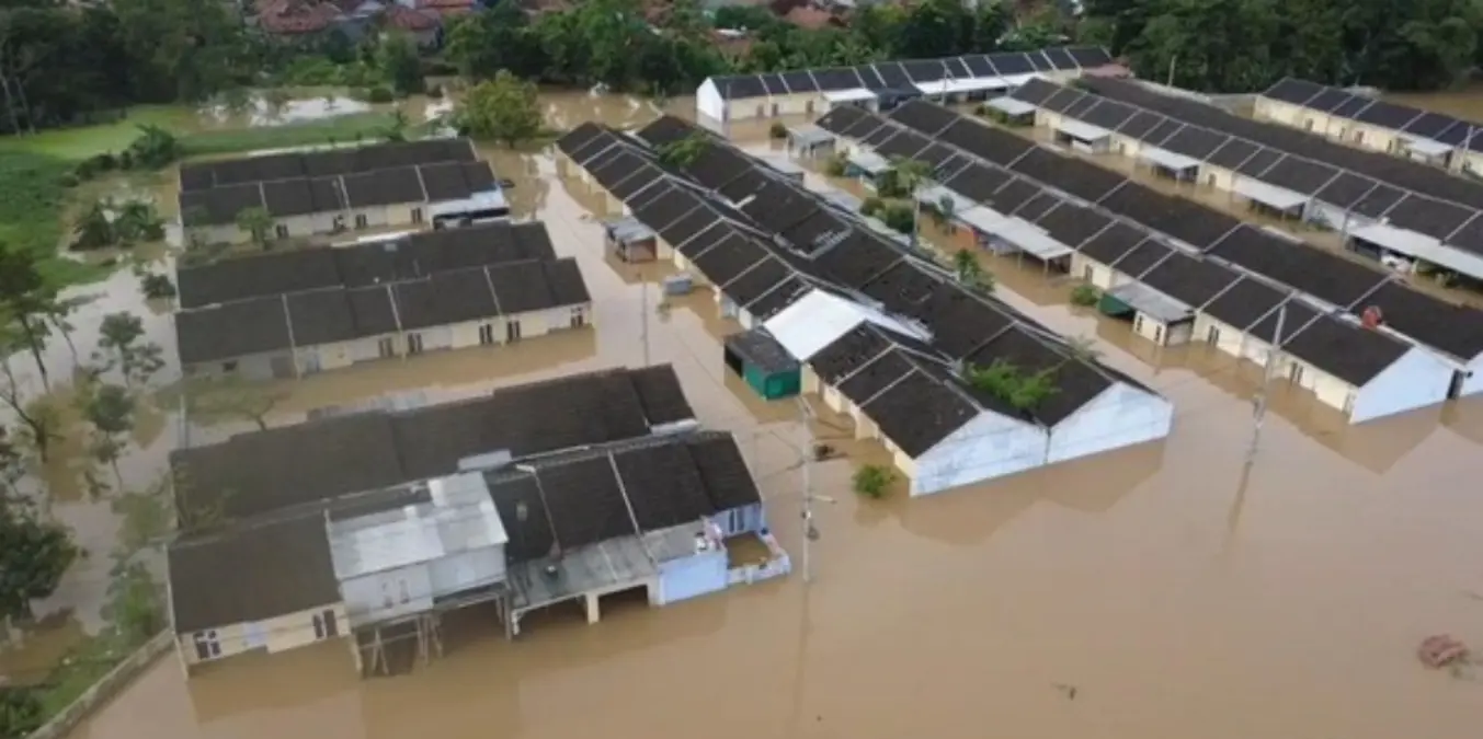 Banjir di Subang Tak Kunjung Surut, Warga Rutin Cek ke Rumah dari ...